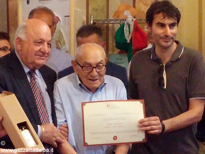 Mario Barbero tra il Sindaco di Treiso Lorenzo Meinardi e il figlio ...