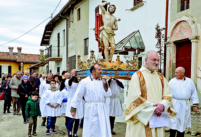 Si rinnova il rito della distribuzione dei “micun”. La festa risale al 1612