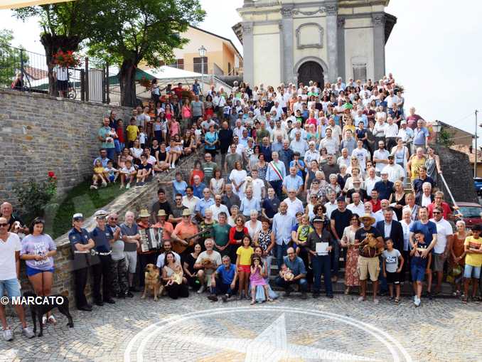 A Roddino si replica la foto del secolo con tutti gli abitanti