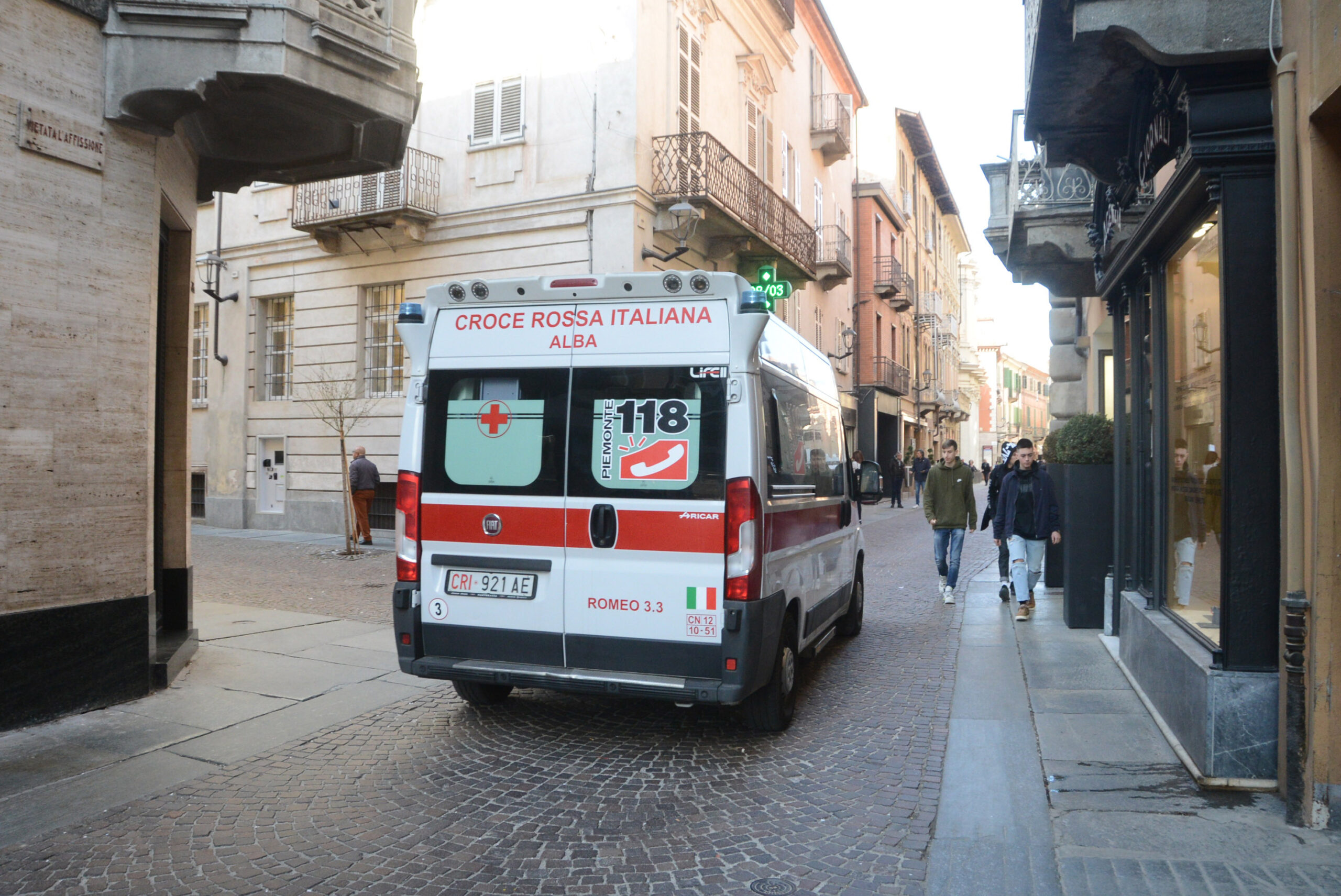 Ambulanza Croce rossa in via Maestra – 1 – Gazzetta d'Alba – Dal 1882 ...