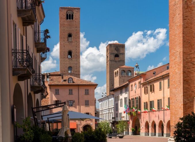Alba Walking Tour: la città antica, rivela il suo fascino nella ...