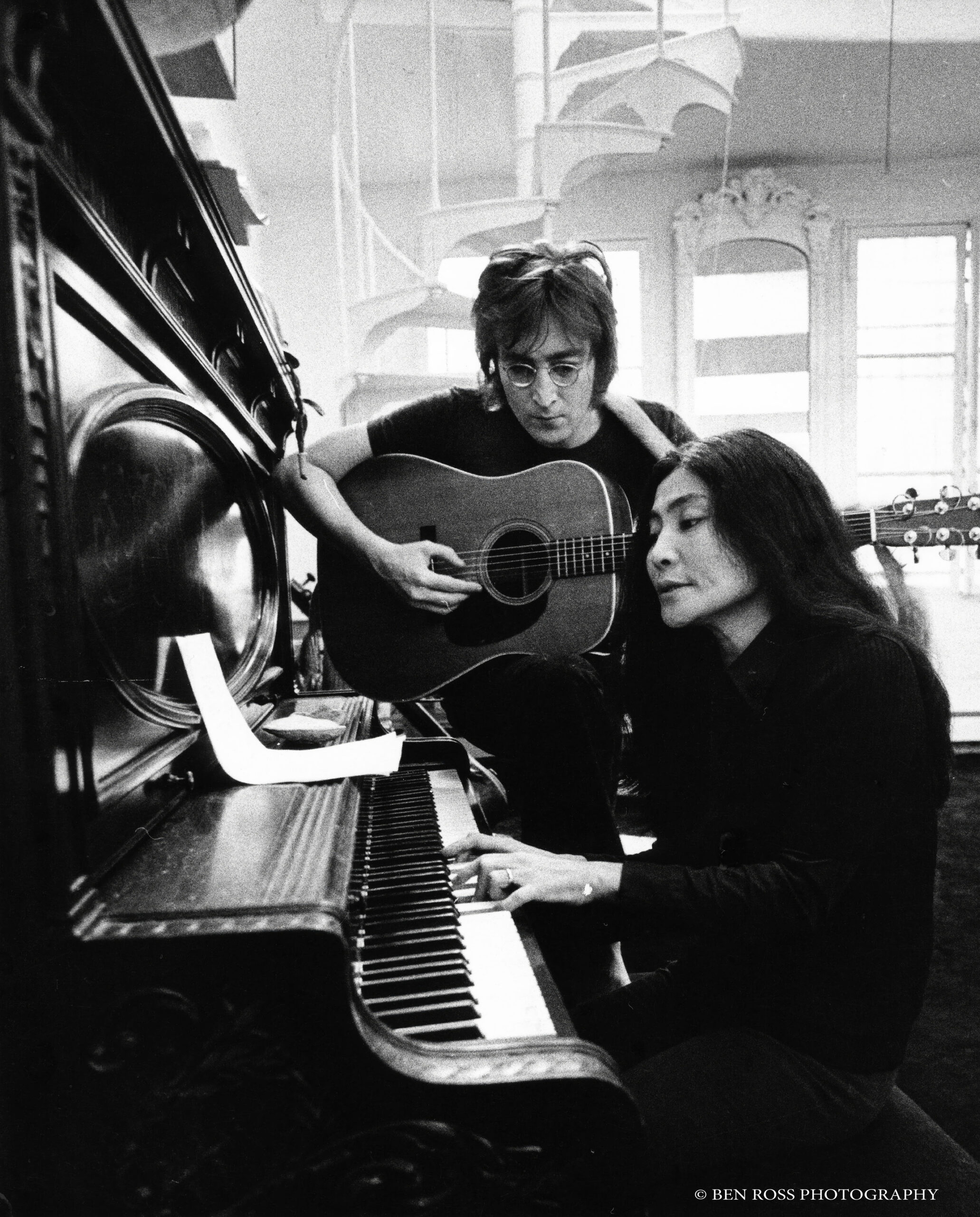 Yoko Ono e John Lennon at piano - foto Ben Ross - Gazzetta d'Alba - Dal 1882 il settimanale di ...