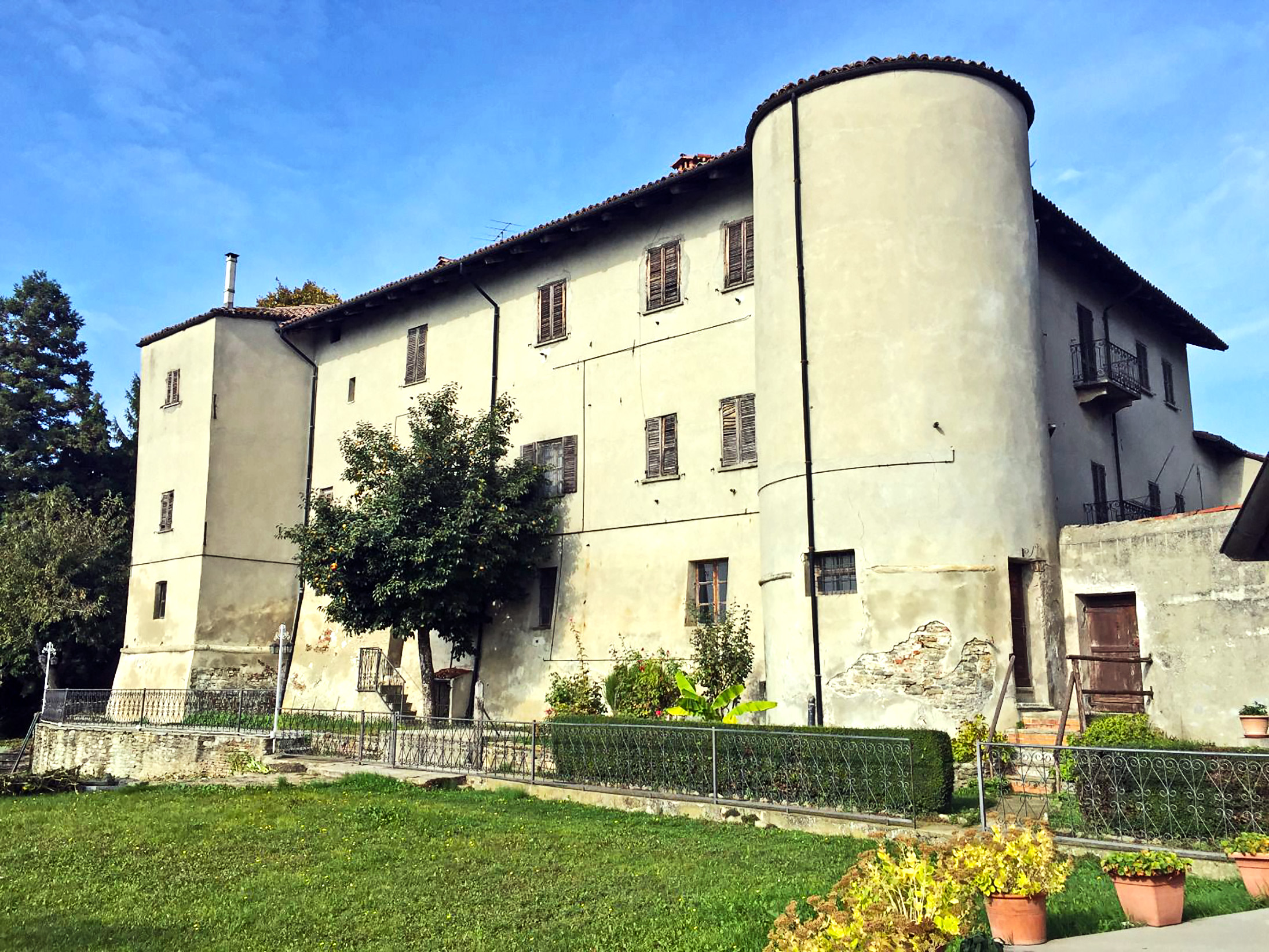 Il castello di Benevello è verso la rinascita grazie al bando della Crc