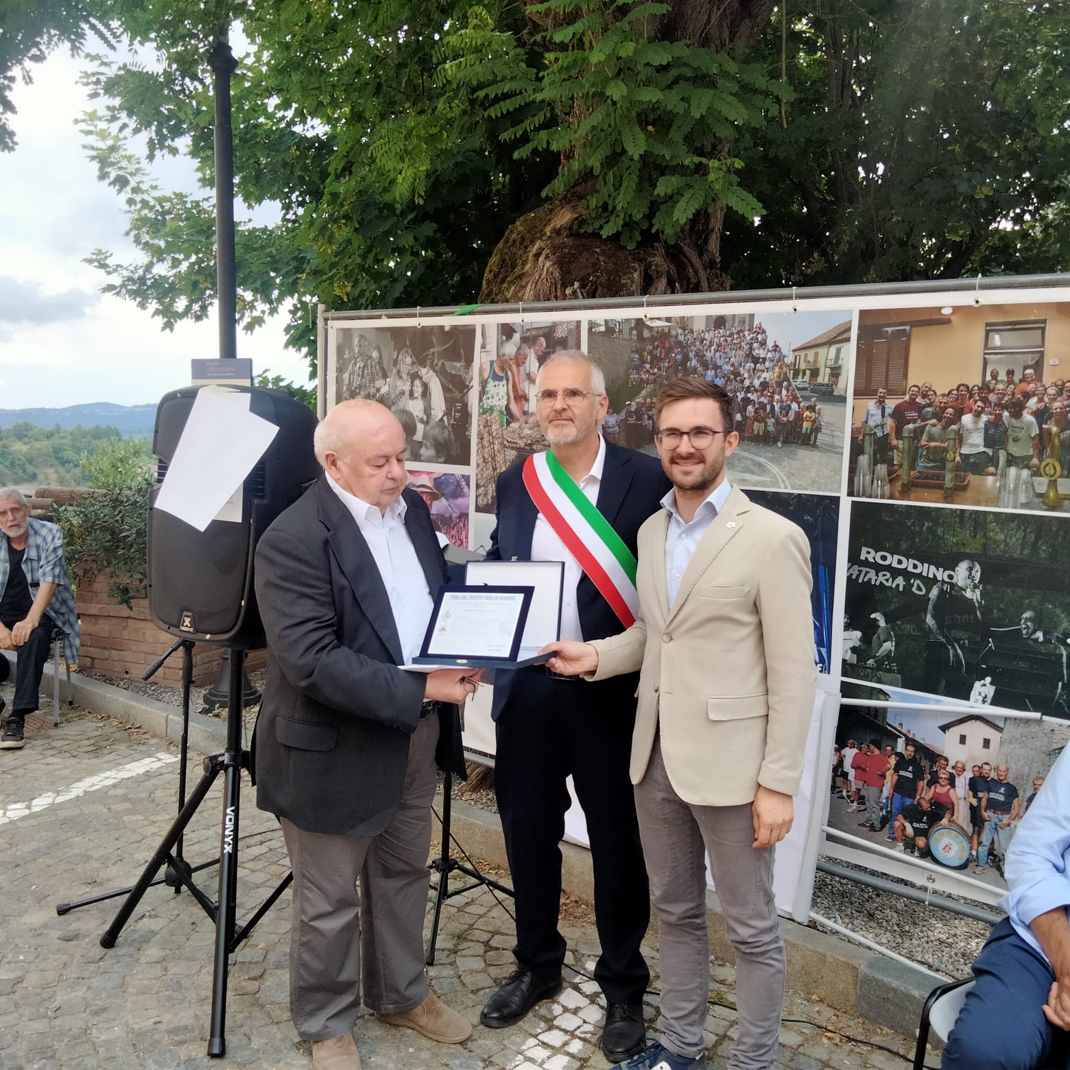 Roddino celebra la 15ª Fiera del Tartufo Nero tra sapori, premi e ...